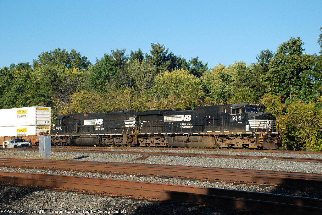 NS 9315 and 6636 power an eastbound intermodel